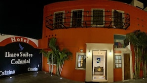Fachada do alojamento (tarde/noite)