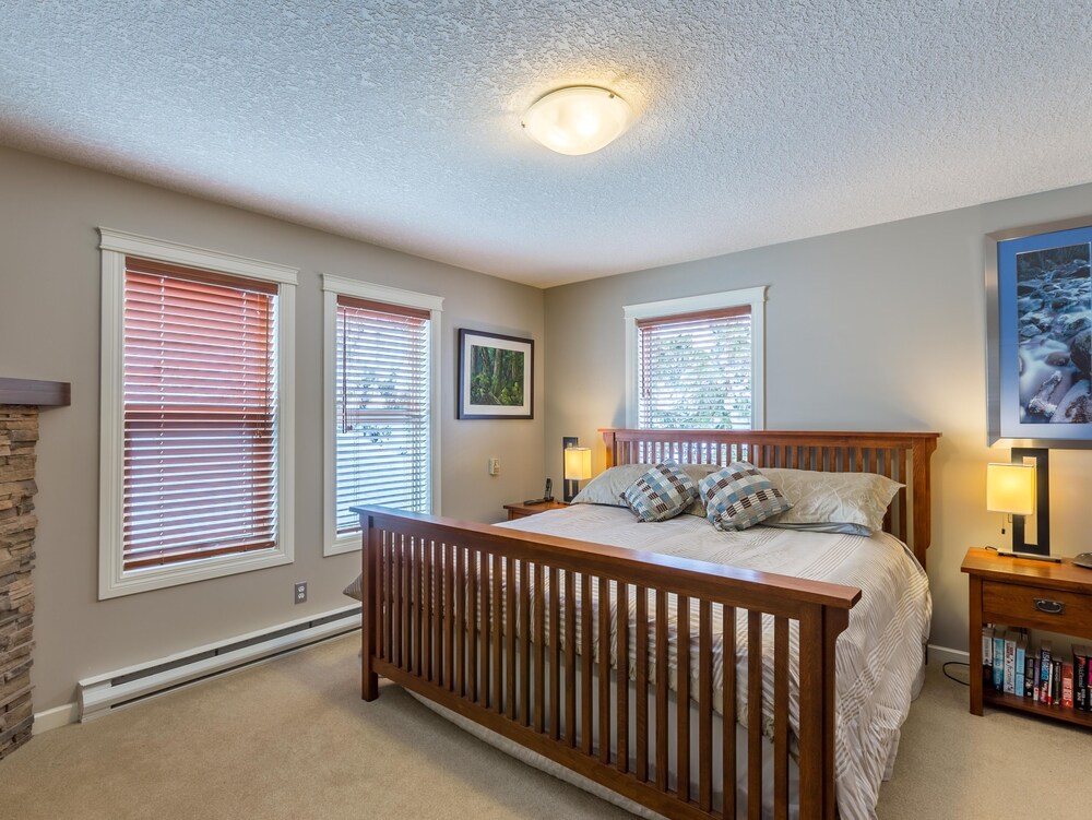 Affordable 3 Bedroom House - Private Hot Tub, Laundry, Bbq, Bike Storage, Garage - Armstrong