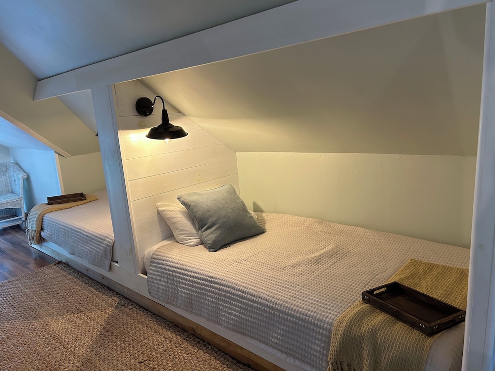 Restored 1930's Farm House - Geneva
