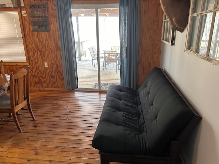 Secluded 2 Bedroom Cabin Near Lake Jackson. - Ohio