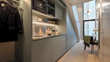 Estúdio luxo | Cozinha privada | Geladeira, micro-ondas, cooktop, cafeteira/chaleira