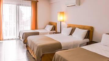 Roupas de cama antialérgicas, frigobar, ferros/tábuas de passar roupa