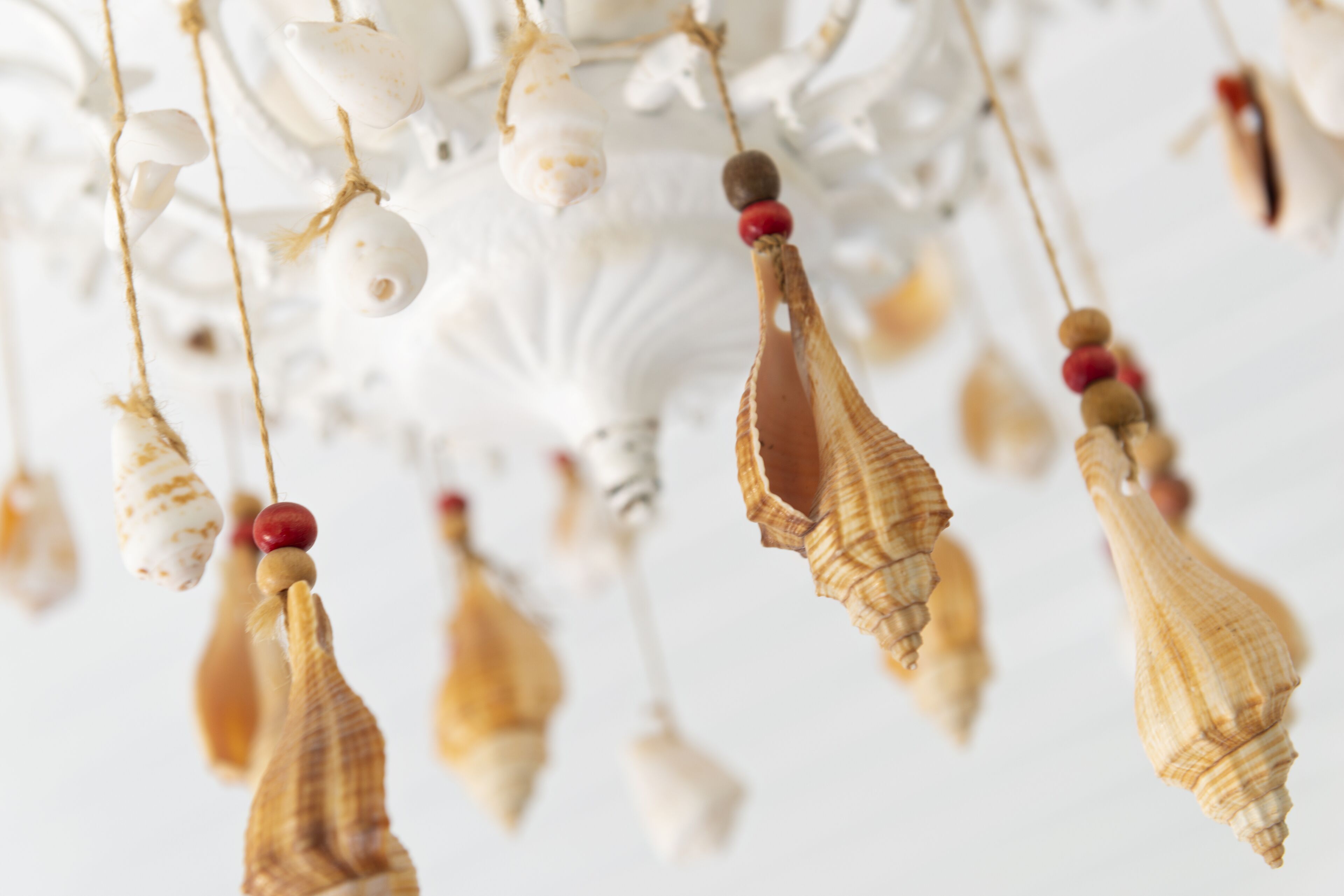 Um candelabro com conchas e contas.