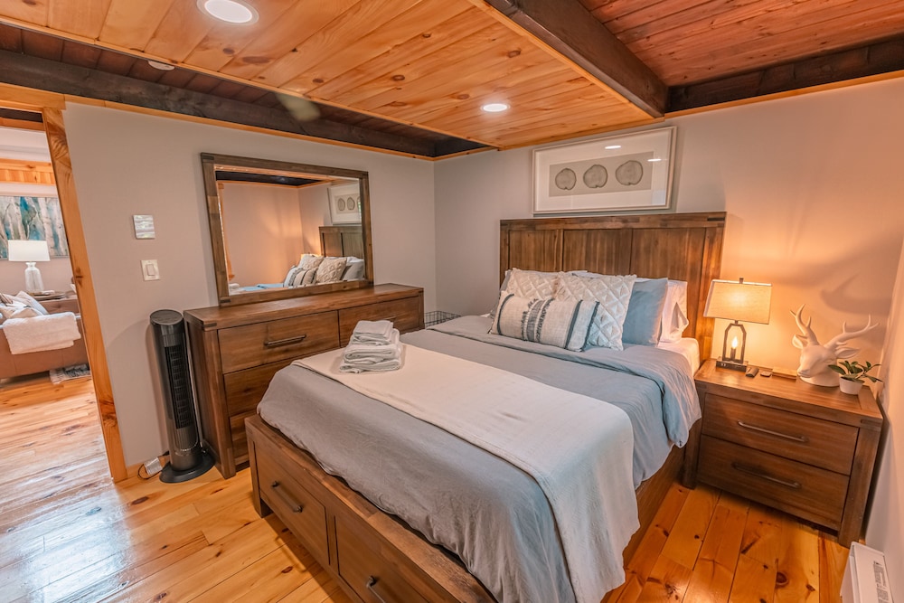 Dog Friendly Poconos Chalet With Fireplace. Close To Lakes, Skiing & Kalahari - Pocono Lake