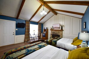 Cabana clássica, lareira, vista para o pátio | Roupas de cama premium, camas com colchões pillow-top