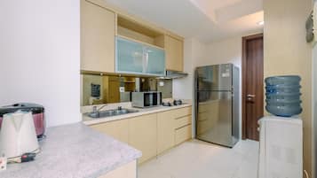 Quarto | Cozinha privada | Um frigorífico, uma placa de cozinha, utensílios de cozinha