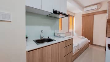 Quarto | Cozinha privada | Um frigorífico, uma placa de cozinha, uma chaleira elétrica