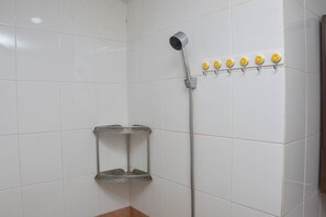 Quarto | Banheiro | Chuveiro, produtos de toalete grátis, toalhas de banho, shampoo