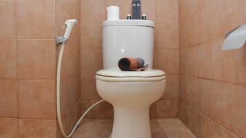 Quarto | Casa de banho | Um polibã, artigos de higiene pessoal grátis, toalhas fornecidas