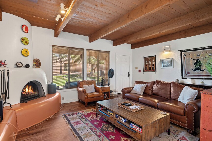 Fort Marcy 33 | Walk To Plaza | Kiva Fireplace | Full Kitchen | Hot Tub | Pool | Single Level - Santa Fe, NM
