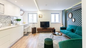Apartamento Comfort, 1 cama queen-size, não fumadores, vista para o pátio | Sala de estar