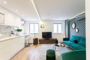 Apartamento Comfort, 1 cama queen-size, não fumadores, vista para o pátio | Sala de estar