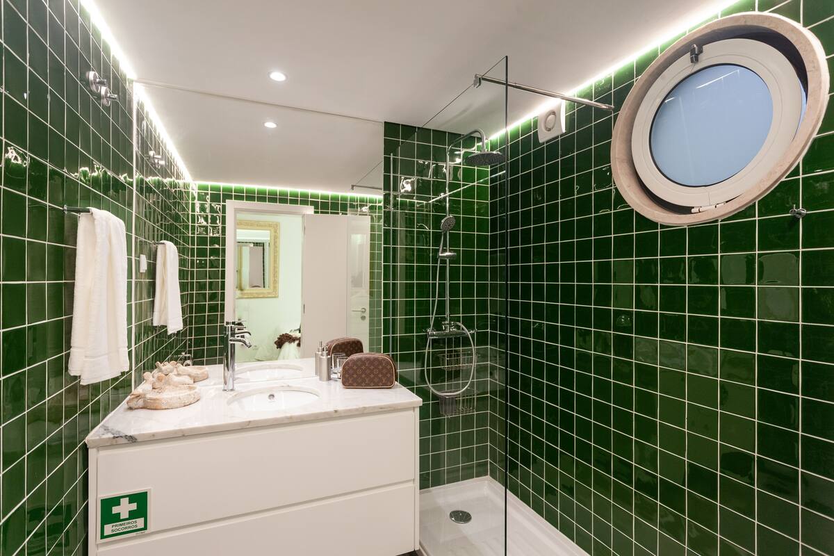 Apartamento clássico | Chuveiro com efeito de chuva, secador de cabelo, toalhas de banho