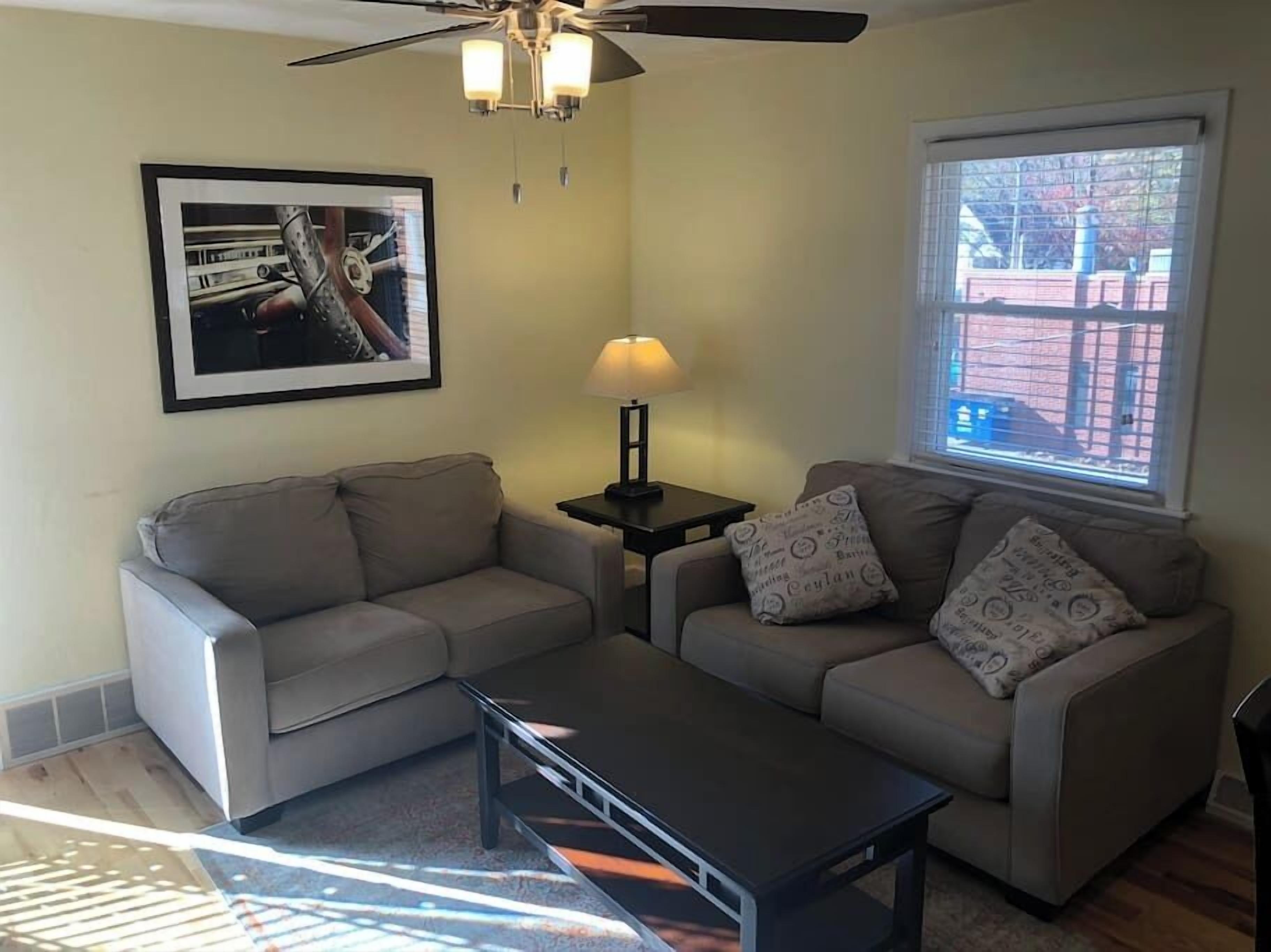 Entire Apartment Close To Downtown - 2 Queen Beds - Springfield, IL