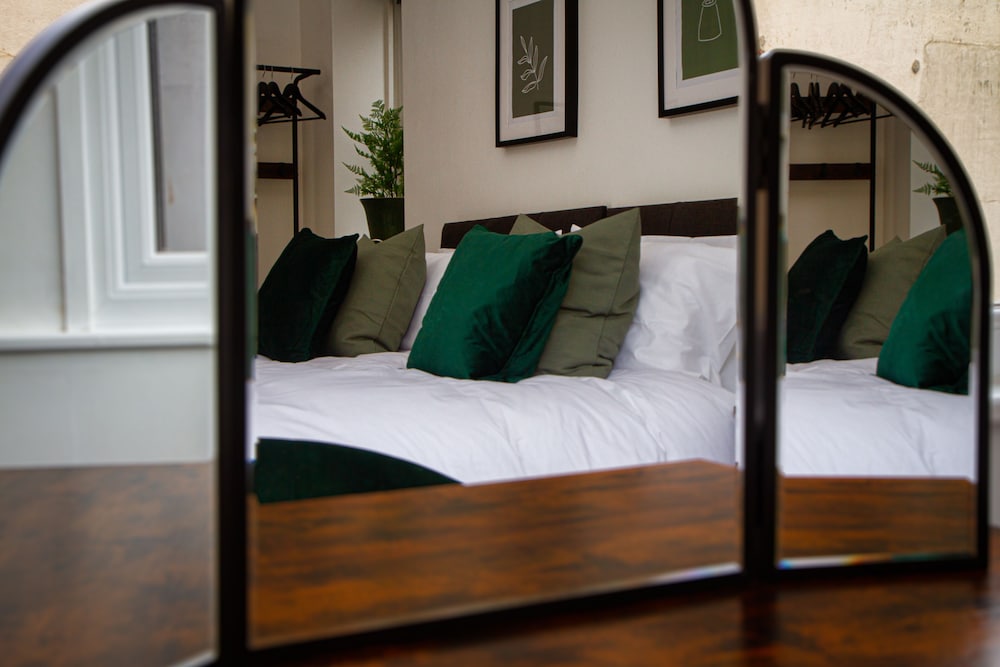 Superior One Bed Apartment, Sleeps 4, Central Location - Blackpool Zoo