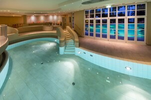 Piscina interior, piscina exterior sazonal 
