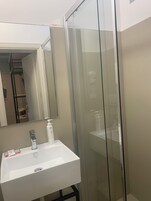 Quarto solteiro econômico | Banheiro | Chuveiro, secador de cabelo, toalhas de banho, sabonete