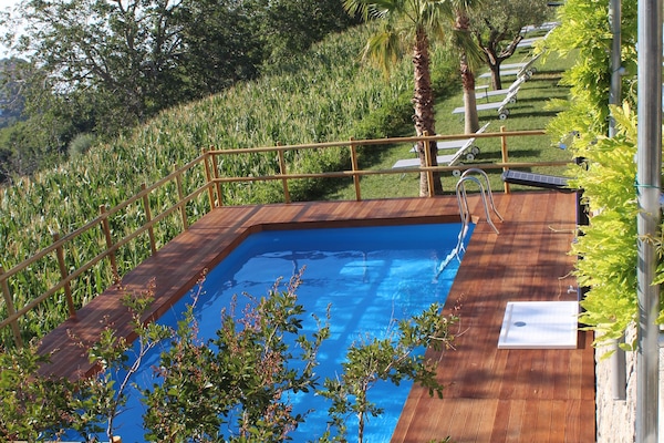 Piscina exterior sazonal, da(s) 7:30 à(s) 20:00, guarda-sóis