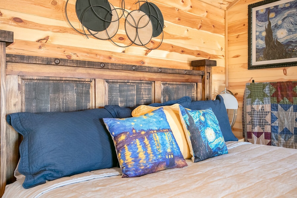 Starry Night | Romantic Hill Country Cabin, Hot Tub, Full Kitchen, Pet Friendly W/ Fee - Texas