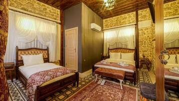 Quarto Triplo de Luxo | Roupa de alta qualidade, Wi-fi grátis, roupa de cama fornecida