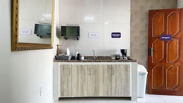 Um micro-ondas, uma placa de cozinha, uma torradeira, liquidificador