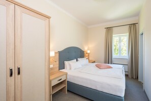Roupas de cama antialérgicas, cofres nos quartos, escrivaninha