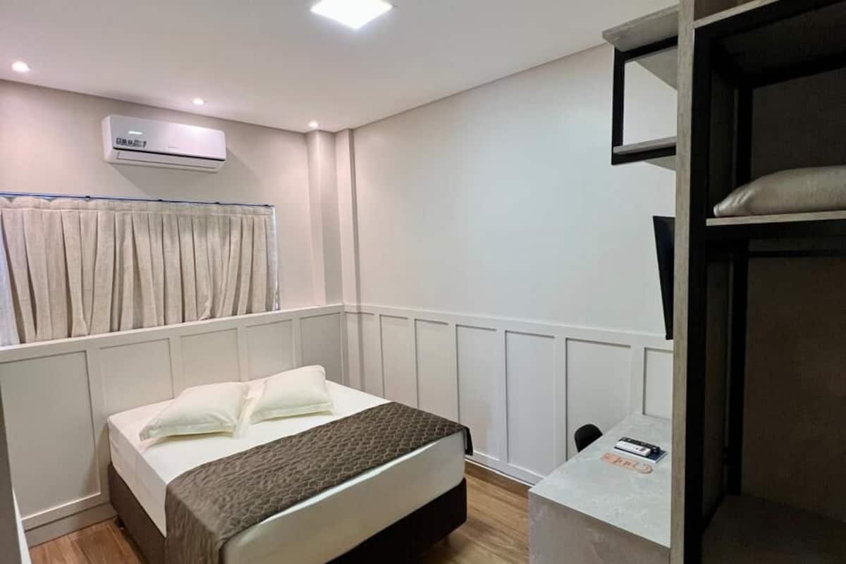 Com decoração personalizada, com mobília individualizada, secretária