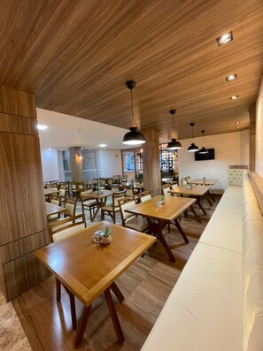 Pequeno-almoço tipo buffet diário incluído 