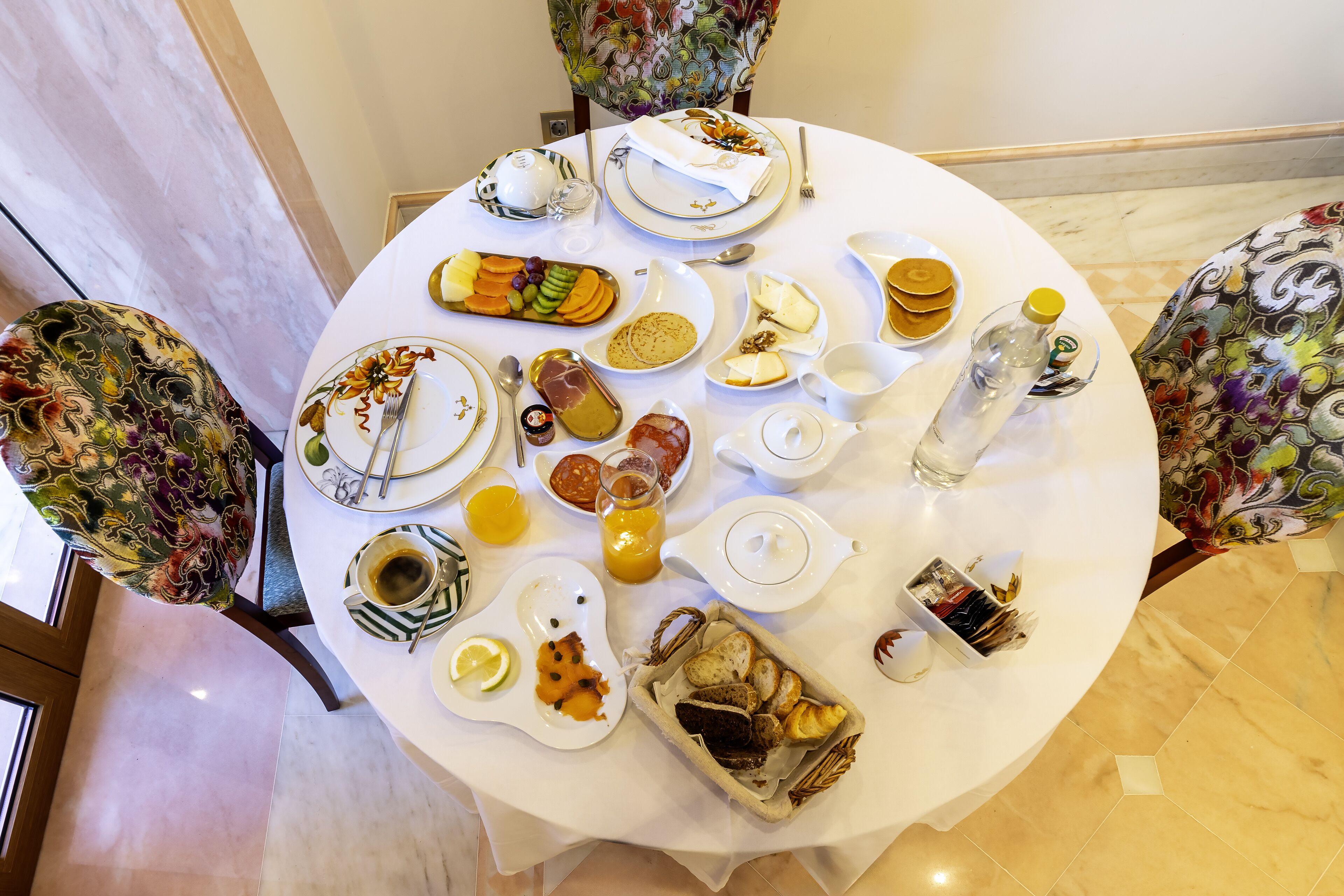 Café da manhã com buffet grátis todos os dias