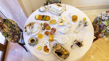 Café da manhã com buffet grátis todos os dias