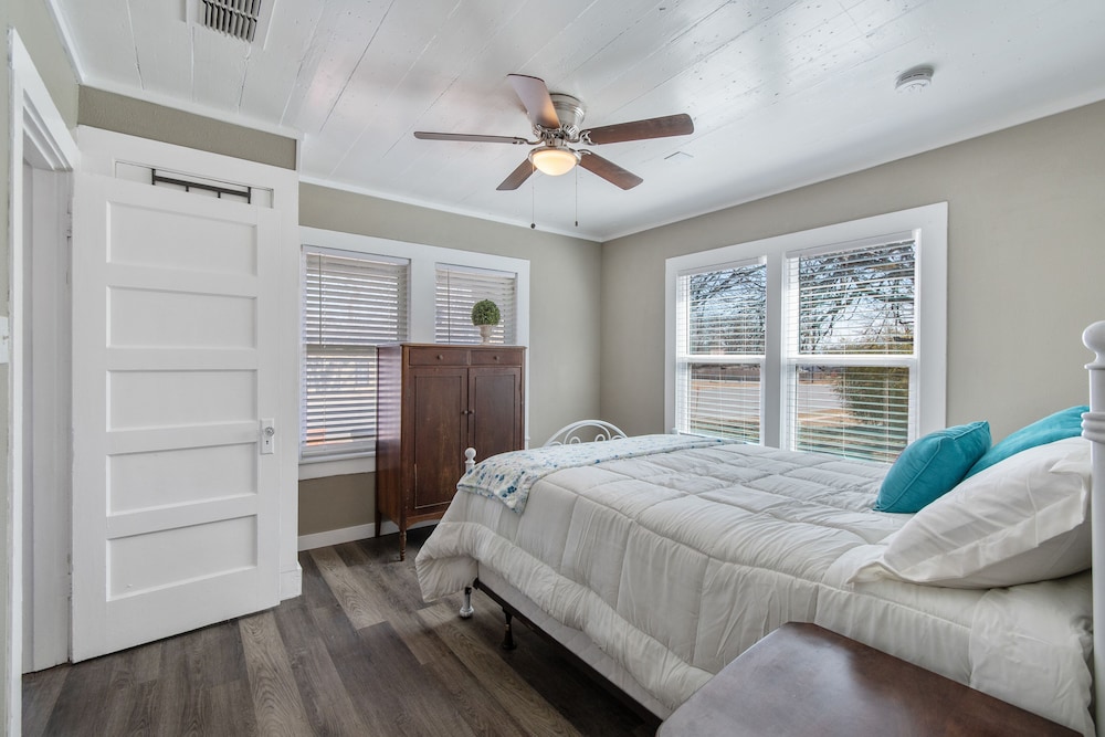 Pet Friendly, Beautiful Historical Home- 1 Mile From Downtown - Weatherford, TX