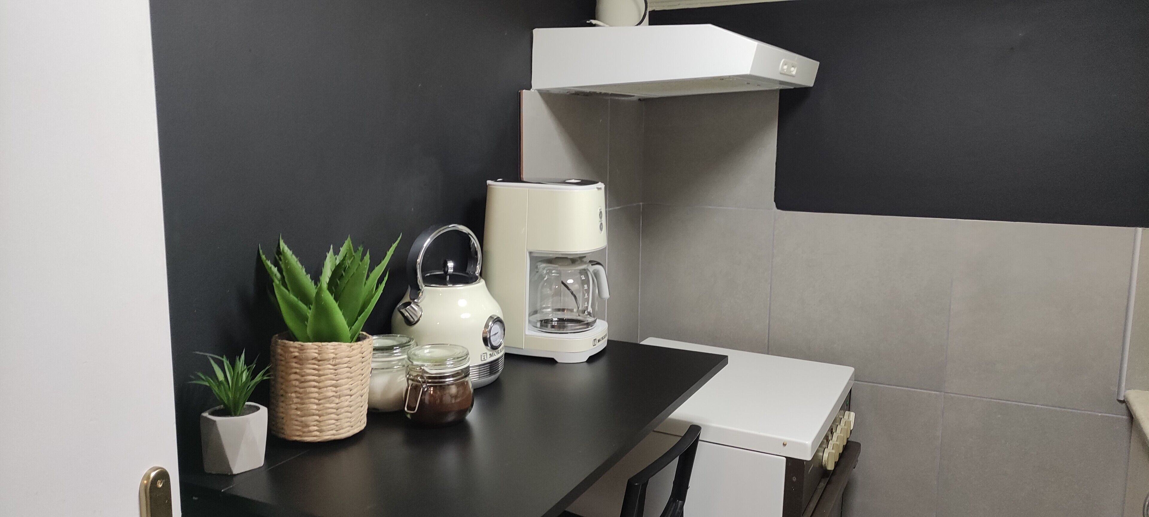 Apartamento | Cozinha privada | Geladeira, cafeteira/chaleira, chaleira elétrica, mesas de jantar