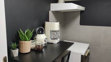 Apartamento | Cozinha privada | Geladeira, cafeteira/chaleira, chaleira elétrica, mesas de jantar