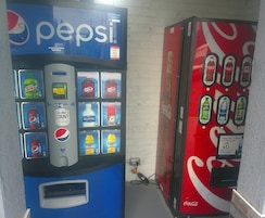 Duas máquinas automáticas, uma para Pepsi e outra para Coca-Cola, com diversas opções de bebidas.
