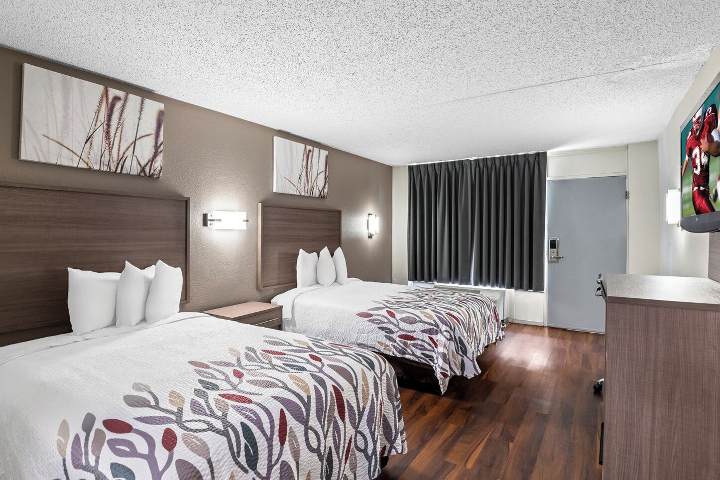 Escrivaninha, espaço de trabalho para notebook, cortinas blackout