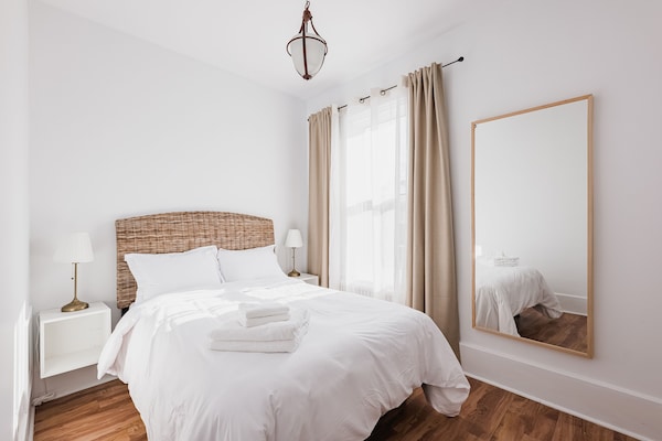 The Regent - Sublime 3 Bedroom Ndg Upper Duplex - Montreal