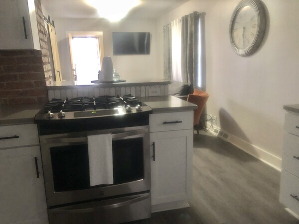 Romantic Little Cottage Hideaway - Wichita, KS