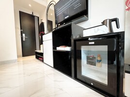 Quarto Duplo Superior | Minibar grátis, secretária 