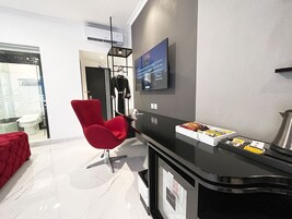 Suite Premier | Sala de estar | Smart TV de 42 polegadas com canais por cabo, televisor 