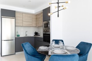 Cobertura luxo, 2 quartos, terraço, vista para a cidade | Sala de jantar