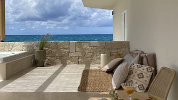 Estúdio de Luxo, banheira de hidromassagem grande, vista para a praia | Terraço/pátio interior