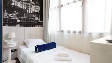 Quarto Comfort | Roupa de alta qualidade, camas de colchão viscoelástico, secretária