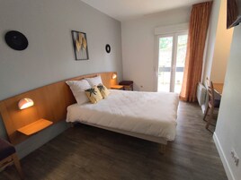 Quarto Quádruplo Familiar | Com mobília individualizada, secretária, cortinas/cortinados opacos 