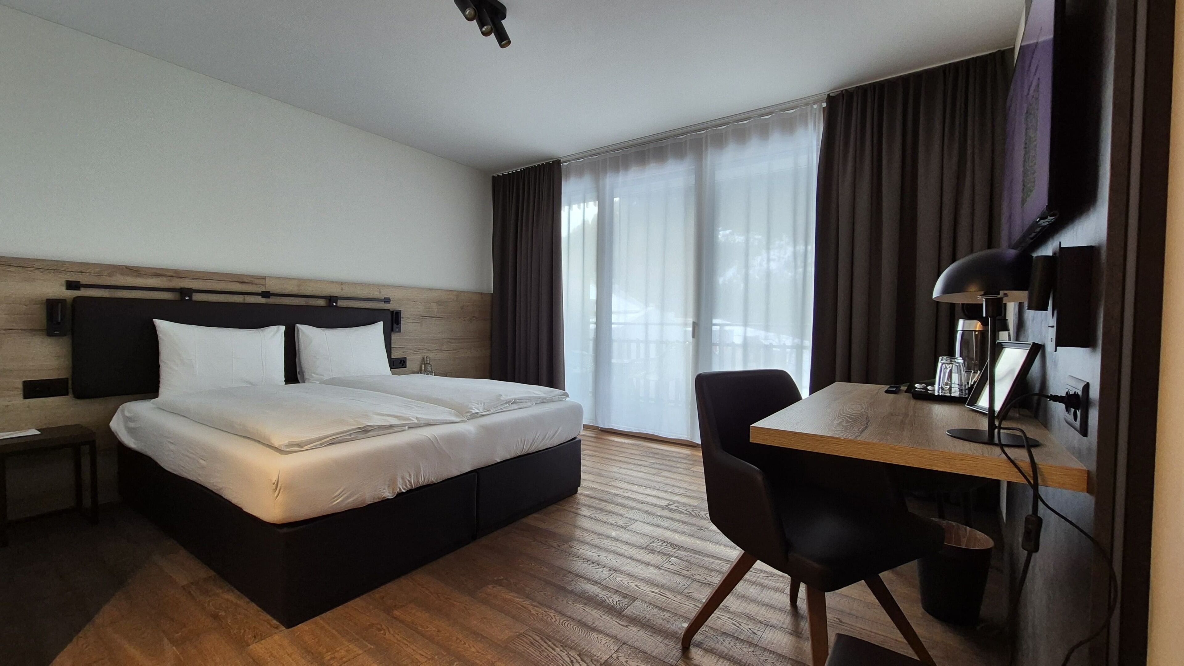 Quarto casal, chuveiro com barras de apoio, sacada | Escrivaninha, Wi-Fi de cortesia, roupa de cama