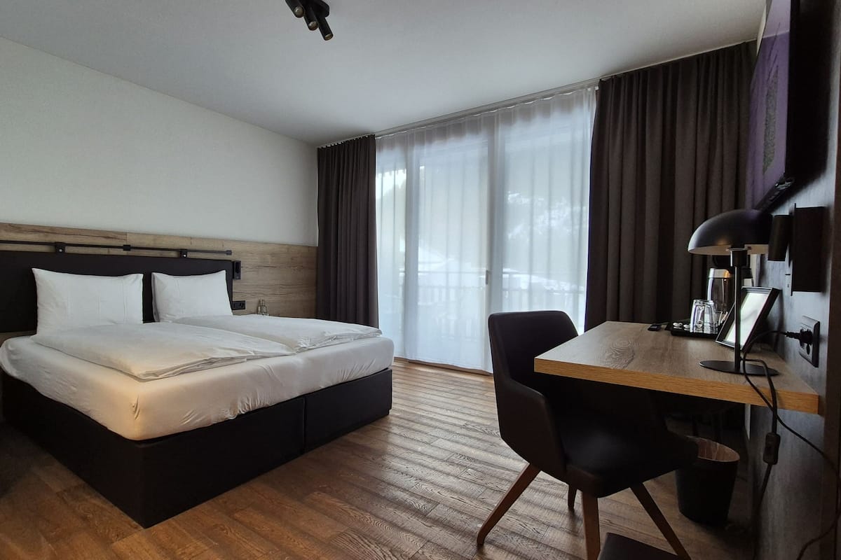 Quarto casal, chuveiro com barras de apoio, sacada | Escrivaninha, Wi-Fi de cortesia, roupa de cama