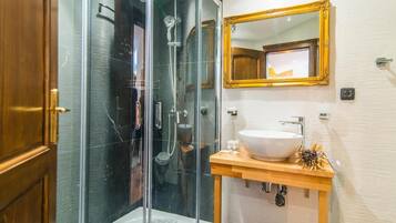 Quarto casal ou duplo real | Banheiro | Chuveiro/banheira combinados, chuveiro com efeito de chuva