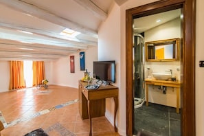 Quarto Duplo ou Twin Royal | Minibar, secretária, Wi-fi grátis, roupa de cama fornecida 