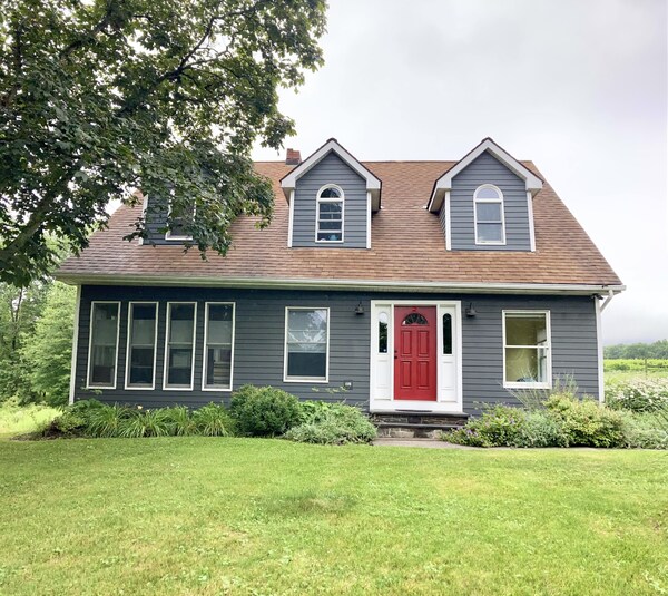Serene & Spacious Cliff Views, Fireplace, Hot Tub - Gardiner, NY