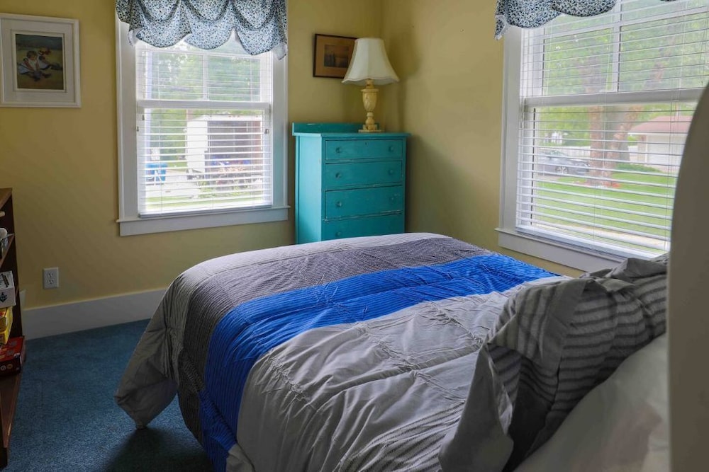 Beautiful 3600sqft Cottage On Lake Maxinkuckee In Culver Indiana. - Bass Lake, IN
