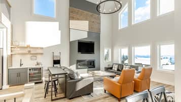 Chalé, 4 quartos, vista para a montanha, junto à encosta (4 Bedrooms) | Sala de estar | Televisor de 50 de polegadas com canais por cabo, lareira, Netflix